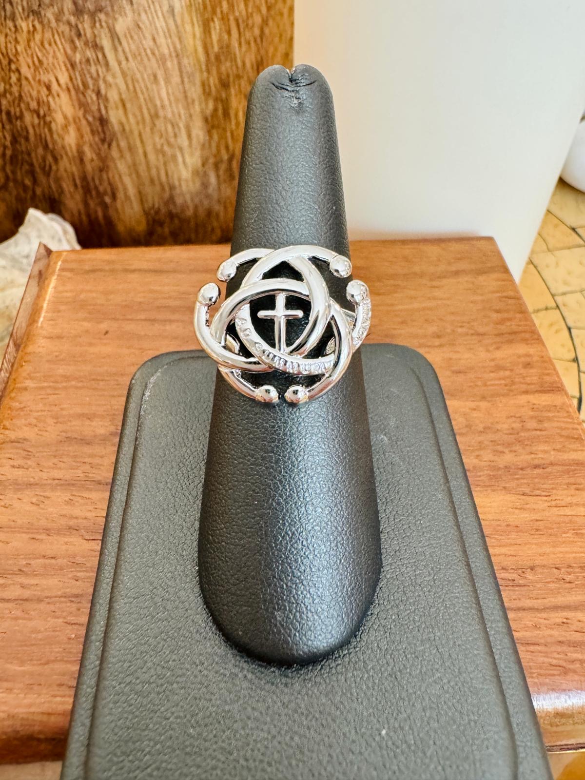 Antonella's Intertwining Perseverance Ring With Cross
